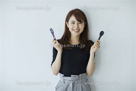スプーンとフォークを持つ日本人女性の写真素材 129322673 イメージマート