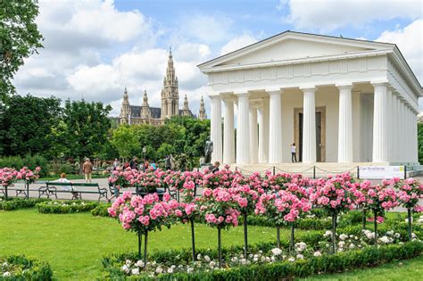 Volksgarten 공원과 Theseus의 사원 비엔나 오스트리아를 방문 하는 사람들 빈 오스트리아에 대한 스톡 사진 및 기타