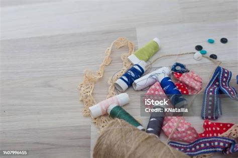 自分の手でものを作る仕立て使い古した服を新しいモデルに作り直しますミシンキットはさみ糸布針 はさみのストックフォトや画像を多数ご用意