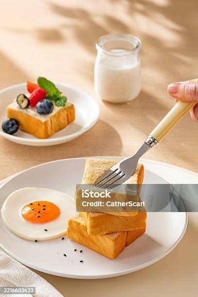 버터 빵 우유 및 과일은 균형 잡힌 영양을 갖춘 건강한 아침 식사의 조합입니다 0명에 대한 스톡 사진 및 기타 이미지 0명 가정 주방 가정의 방 Istock