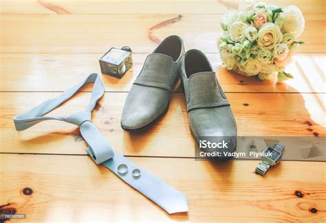 신랑의 회색 신발 블루 넥타이와 나무 배경에 시계 웨딩 세부 사진 꽃다발 반지 및 향수 액세서리 가죽에 대한 스톡 사진 및 기타 이미지 Istock