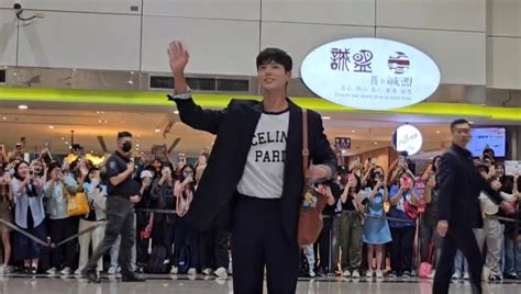 朴寶劍狂送愛心、比「噓」護秩序超暖 Danielle害羞揮手粉絲瘋狂！