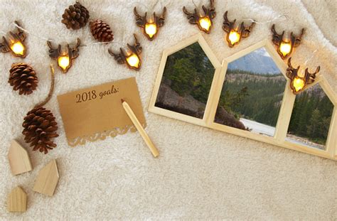 아늑하고 따뜻한 모피 카페트 위에 집 모양 나무 사진 프레임 메모와 함께 최고 보기 2018 목표 목록입니다 0명에 대한 스톡