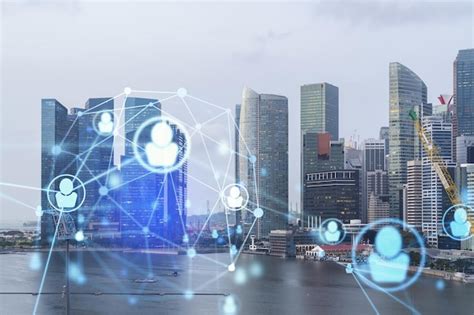 소셜 미디어 아이콘 홀로그램 싱가포르 아시아의 파노라마 도시 전망을 통한 사람들 네트워킹 연결 및 경력 기회의 개념 이중 노출 프리미엄 사진