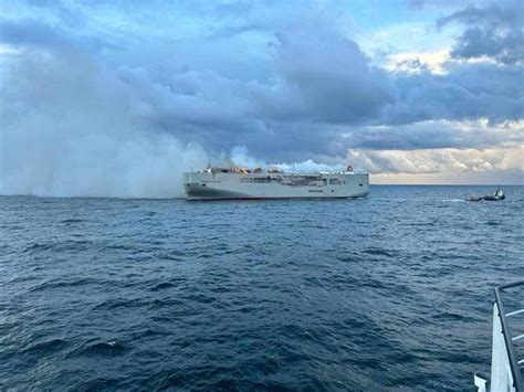 Incêndio Em Navio De Carga Deixa Ao Menos Um Morto E Vários Feridos