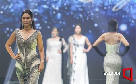 포토 시니어 모델의 우아한 워킹 아시아경제