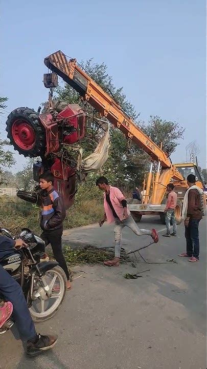 देखिए क्रेन कैसे ट्रैक्टर को निकाल रही है शशि राज कॉमेडी वीडियो