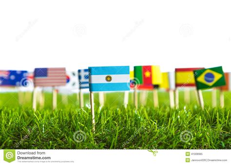 Corte Do Papel Das Bandeiras Na Grama Para O Campeonato Do Futebol Imagem De Stock Imagem