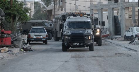 الاحتلال يعتدي على مخيمات أريحا ويعتقل فلسطينيين من عدة مناطق بالضفة