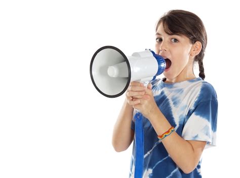 Garota Gritando Através De Megafone Sobre Fundo Branco Foto Premium