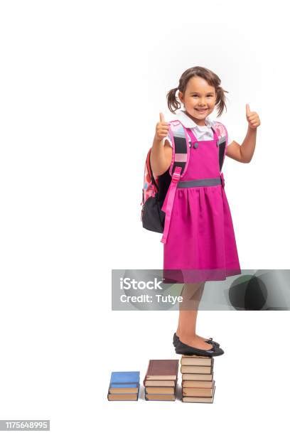 하얀 배경과 엄지 손가락에 고립 된 책의 계단을 등반 그의 등에 배낭과 작은 아름다운 여학생 가방에 대한 스톡 사진 및 기타