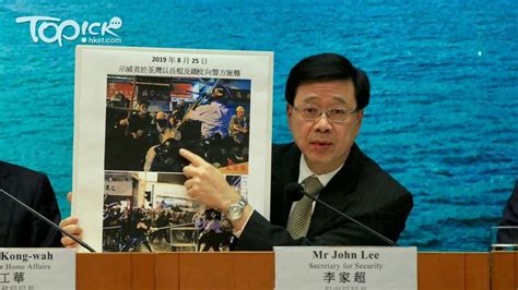 【反修例】警被持械施襲者圍擊踢開跪地阻路男 李家超：警員有責任清除危險因素