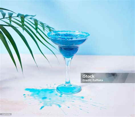 야자수 잎 아래 파란색 칵테일 한 잔 하와이 칵테일 라군 칵테일 큐라소 과일에 대한 스톡 사진 및 기타 이미지 과일 귀여운 다양 Istock