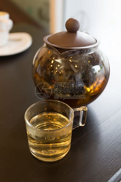 桌上的棕色热茶壶高清图片下载 正版图片321728805 摄图网