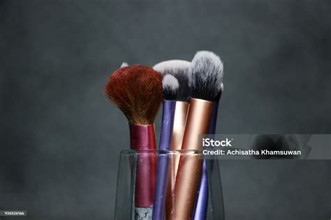 자주색 분홍색과 골든 컬러 핸들에 메이크업 브러시입니다 메이크업 또는 일반에서 여성을 위한 액세서리입니다 각도에 대한 스톡 사진 및 기타 이미지 Istock