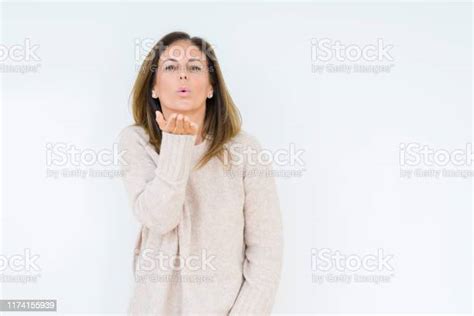 아름다운 중년 여성은 사랑스러운 섹시한 되는 공기에 손으로 키스를 불고 카메라를보고 고립 된 배경을 통해 사랑의 표현 갈색 머리에 대한 스톡 사진 및 기타 이미지 Istock