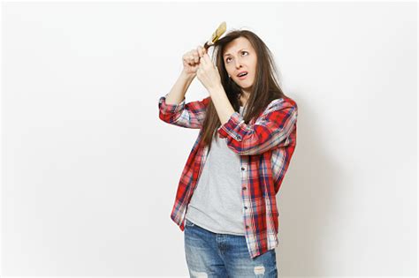 흰색 배경에 고립 된 페인트 브러시에 머리를 감는 캐주얼 옷에 젊은 미친 불만족된 여자 기기 액세서리 재건축 아파트 룸에 대 한 도구 수리 가정 개념입니다 Diy에 대한