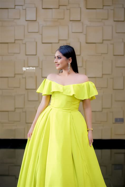 ජනප්‍රිය රංගන ශිල්පිනී ශේෂාද්‍රි ප්‍රියසාද්ගේ අලුත්ම ඡායාරූප කිහිපයක්