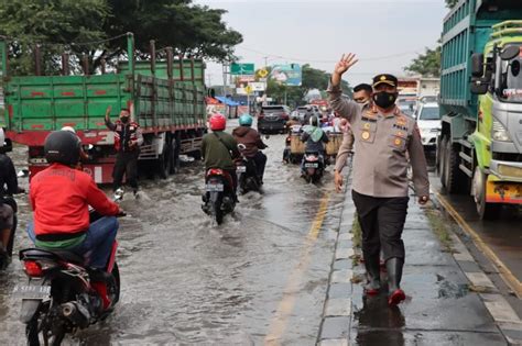 Dampak Banjir Rob Arus Lalu Lintas Di Jalur Pantura Demak Dialihkan