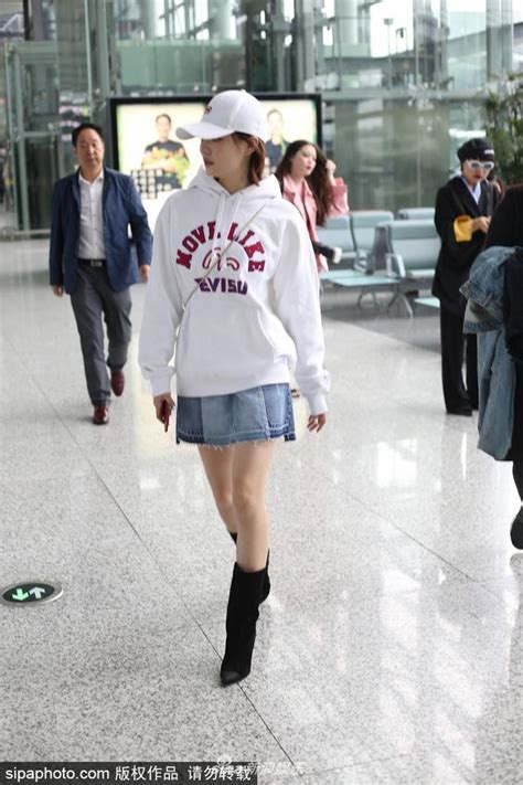 徐璐亮相虹桥机场 一身潮服不惧严寒性感秀美腿 新浪图片