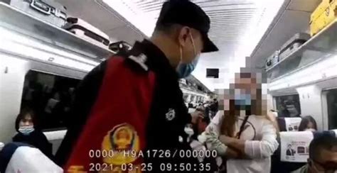 女子高铁上吸烟还坐地喊救命！结局令人舒适腾讯新闻