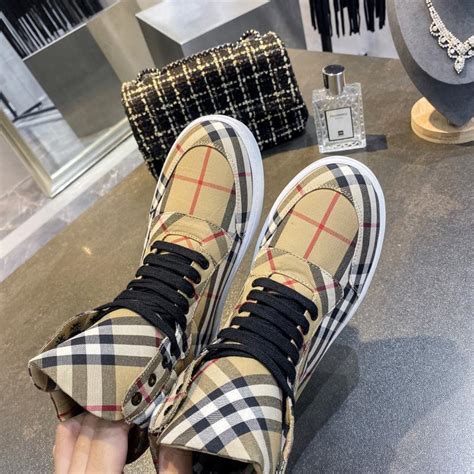 Кроссовки Burberry купить за 6239 грн в магазине UKRFashion. Товары ...