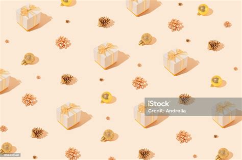 파스텔 베이지 색 배경에 선물 상자 황금 활 콘과 Baubles로 만든 창조적 인 패턴 크리스마스 또는 생일 파티 개념 최소한의