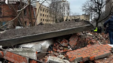 Последствия ракетного удара РФ по центру Харькова фото Читайте на