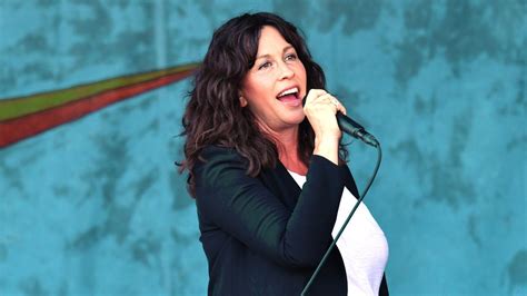 Këngëtarja Alanis Morissette Flet Për Depresionin Pas Lindjes Fshati Im