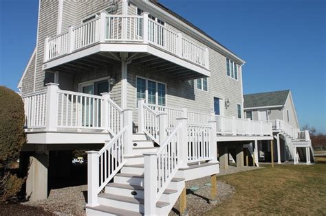 AZEK Deck Design on Waterfront Home Fairhaven MA Clásico Terraza