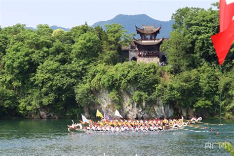 龙舟竞渡迎端午 泾县桃花潭龙舟赛挥桨开赛安青网