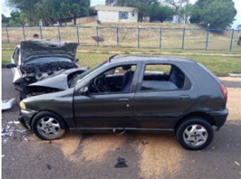 Homem de 48 anos morre após colisão entre dois carros na Rodovia Arthur