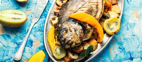 Delicioso Pescado Dorado Frito Con Frutas Y Especias Foto Premium