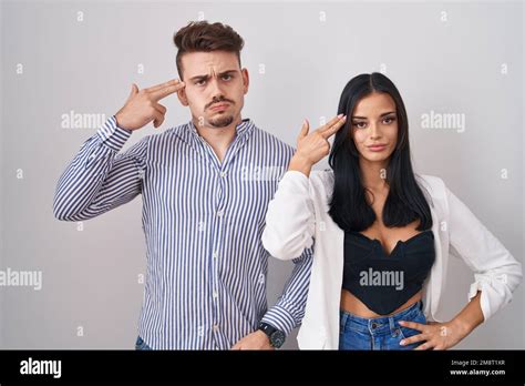 Das Junge Hispanische Paar Das Auf Weißem Hintergrund Steht Schießt