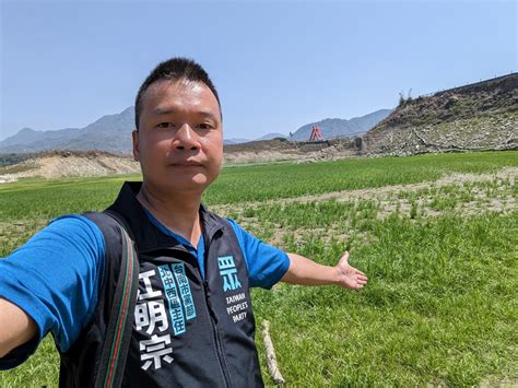 江明宗 曾文水庫 北面依舊見底情況，長時間乾涸也讓裸露的底部長出草來，今天直接走下去看。