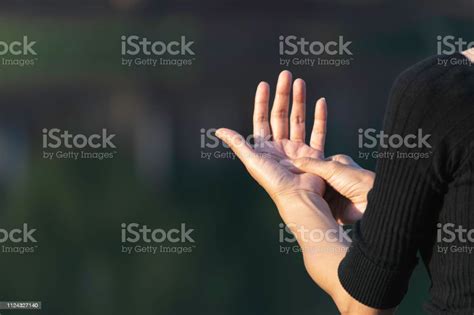 사람의 근접 촬영 손을 마사지 자연 배경 건강 개념에 고통에서 그녀의 손을 건강관리와 의술에 대한 스톡 사진 및 기타 이미지
