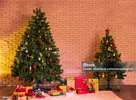크리스마스 트리와 크리스마스 이브 시즌 축하 컨셉을위한 선물 상자에 장식 된 아늑한 집 0명에 대한 스톡 사진 및 기타 이미지 0명 12월 가구 Istock