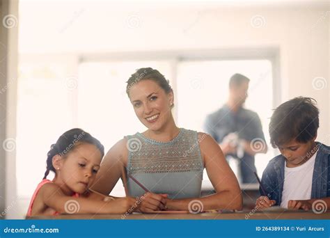 Me Encanta Pasar Tiempo Con Mis Hijos Una Mujer Que Se Une Con Sus