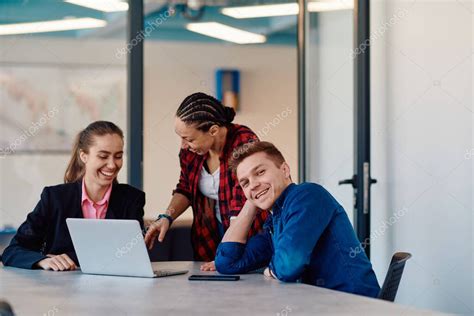 un equipo de programadores exitosos se sienta en una oficina de startups planeando nuevos