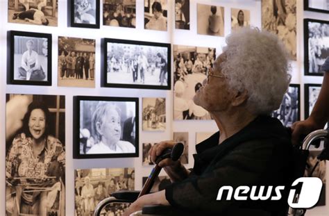 위안부 피해자 할머니들 사진 보는 이옥선 할머니 뉴스1