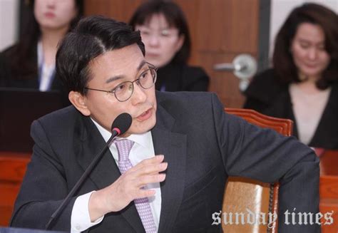 전체회의 질의하는 윤상현 의원 선데이타임즈