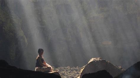 Berfoto Di Tirai Cahaya Yang Instagramable Di Goa Terawang Blora