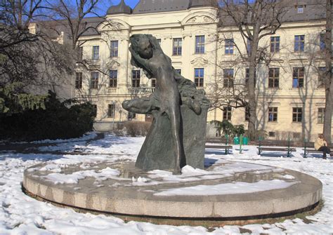 Brno Socha Lišky Bystroušky Socha Turistika Cz