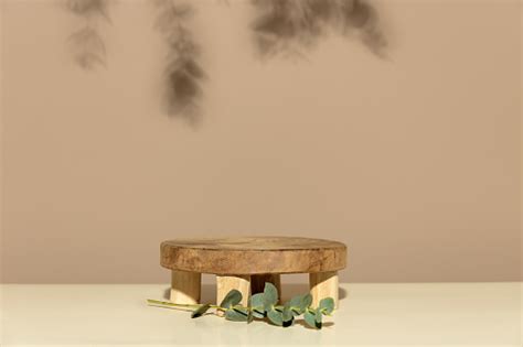 제품 프리젠 테이션을위한 빈 둥근 나무 연단과 유칼립투스는 화장품 모형을위한 베이지 색 배경에 잎 도시를 벗어난 장면에 대한 스톡 사진 및 기타 이미지 Istock