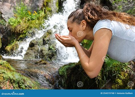 Mulher Bebendo água Do Rio Na Montanha Foto De Stock Imagem De