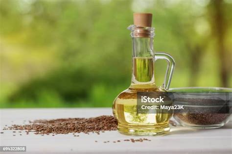 Biji Rami Dan Minyak Biji Rami Dalam Kendi Kaca Di Atas Meja Kayu Foto Stok Unduh Gambar