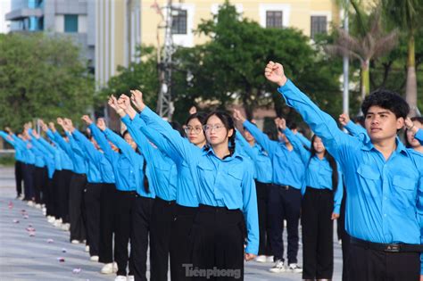 Bạn Trẻ Đà Nẵng đồng Diễn Semaphore Chào Mừng Đại Hội Hội Lhtn Tp Lần Viii