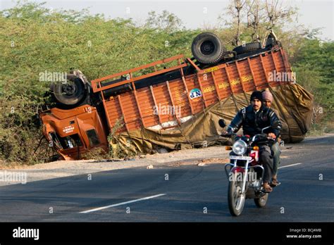 Truck Crash India Hi Res Stock Photography And Images Alamy