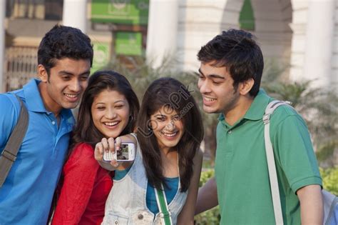 휴대폰으로 대학생 사진 찍기 사진 무료 다운로드 Lovepik