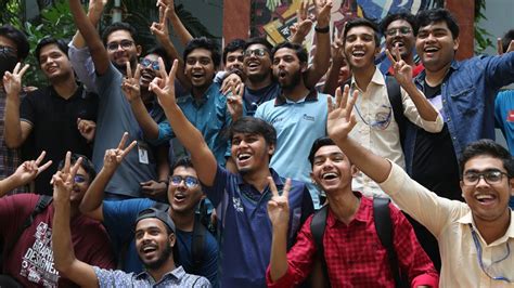 এইচএসসিতে কাঙিক্ষত ফল পাওয়ার পর কৃতি শিক্ষার্থীদের উচ্ছ্বাস